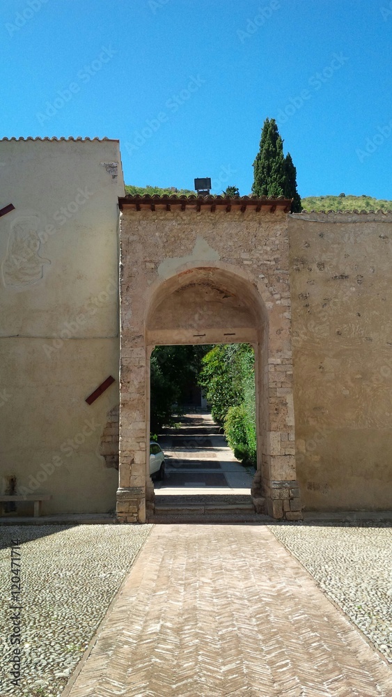 muro con arco Stock Photo | Adobe Stock