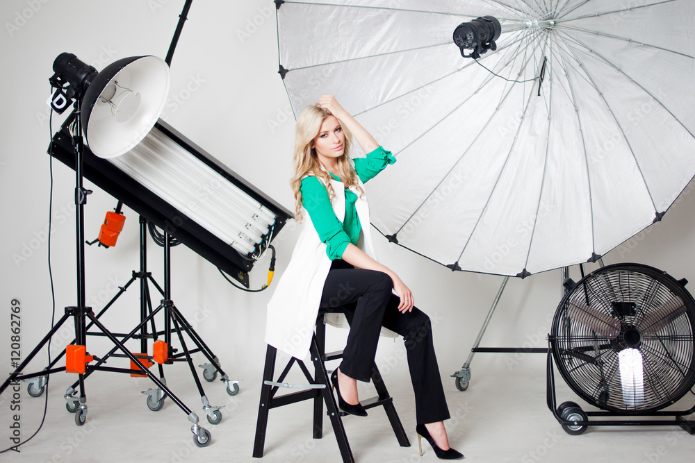 Young beautiful woman in Studio, lighting spotlights on the background ...