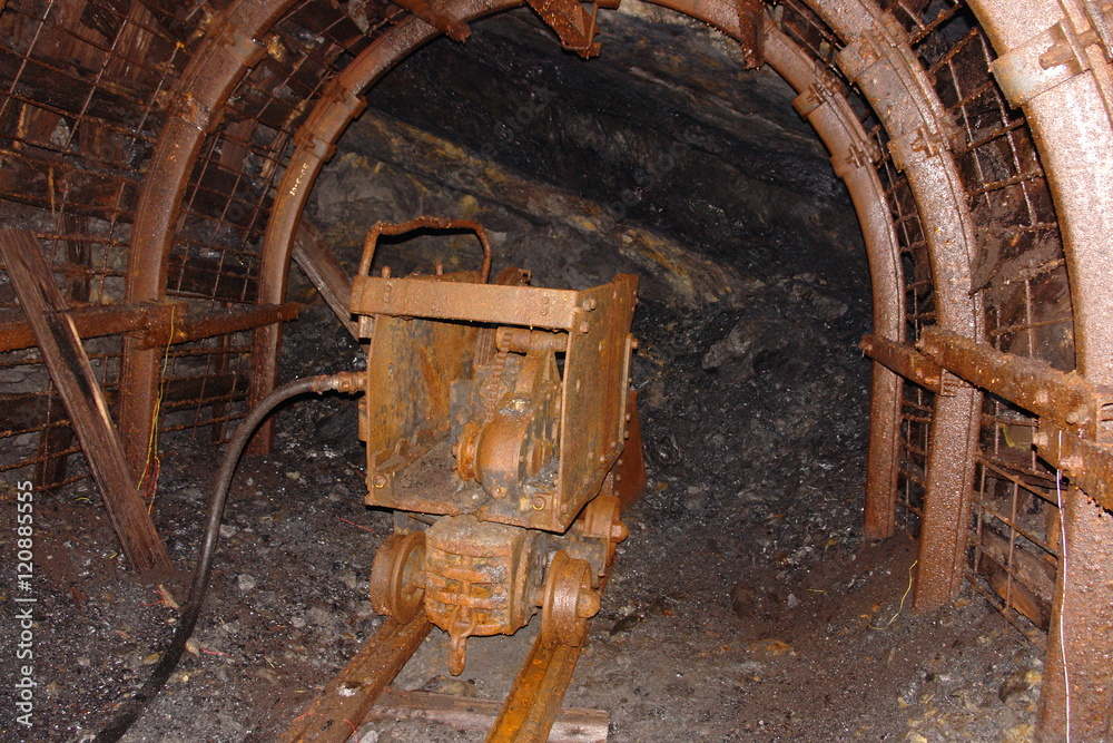 Frente de avance de una galería de una mina de carbón,con una pla ...