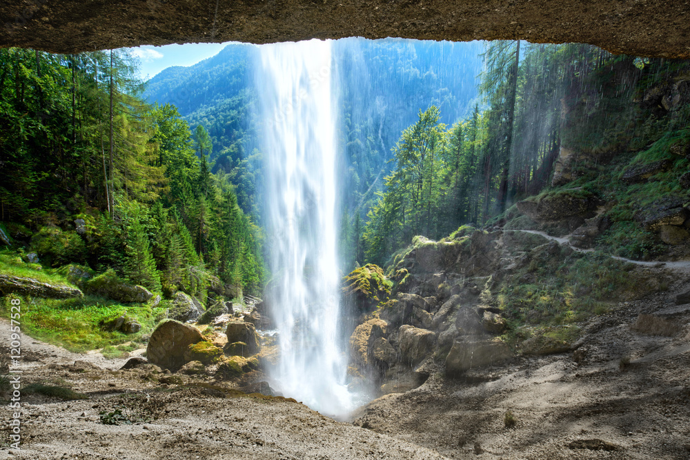 hinter dem Pericnik Wasserfall im Naturpark Slowenien Stock Photo ...