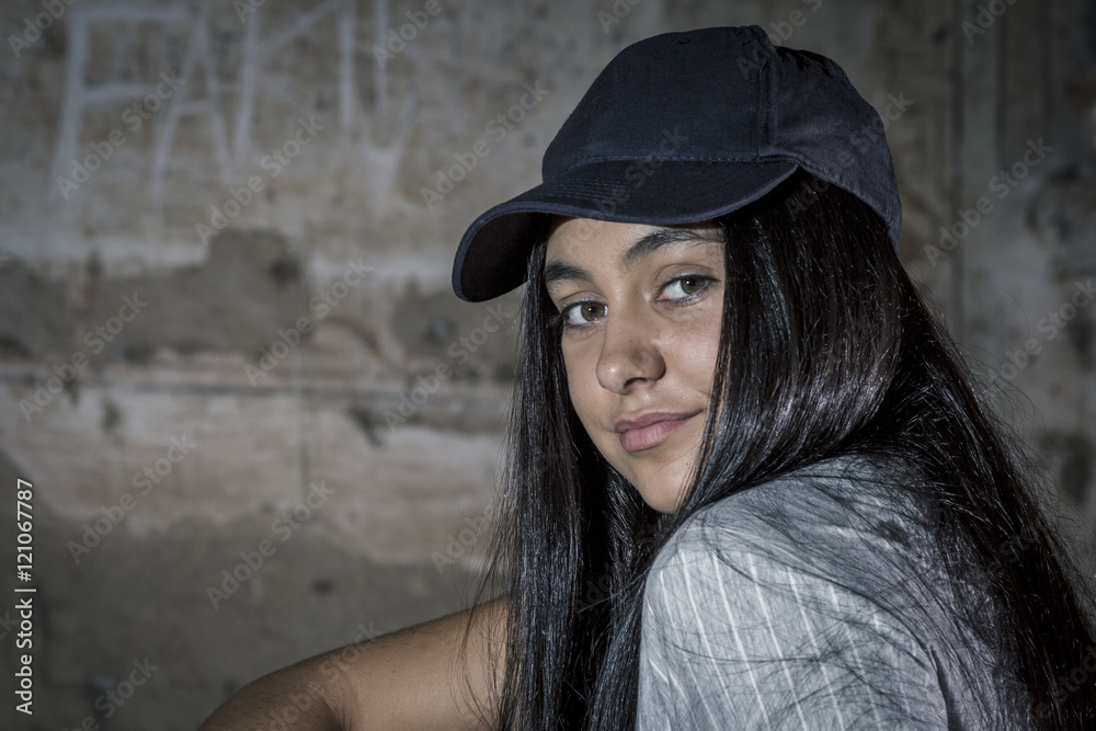 Moda con estilo swag. Chica joven posando con visera. Sesión con modelo ...