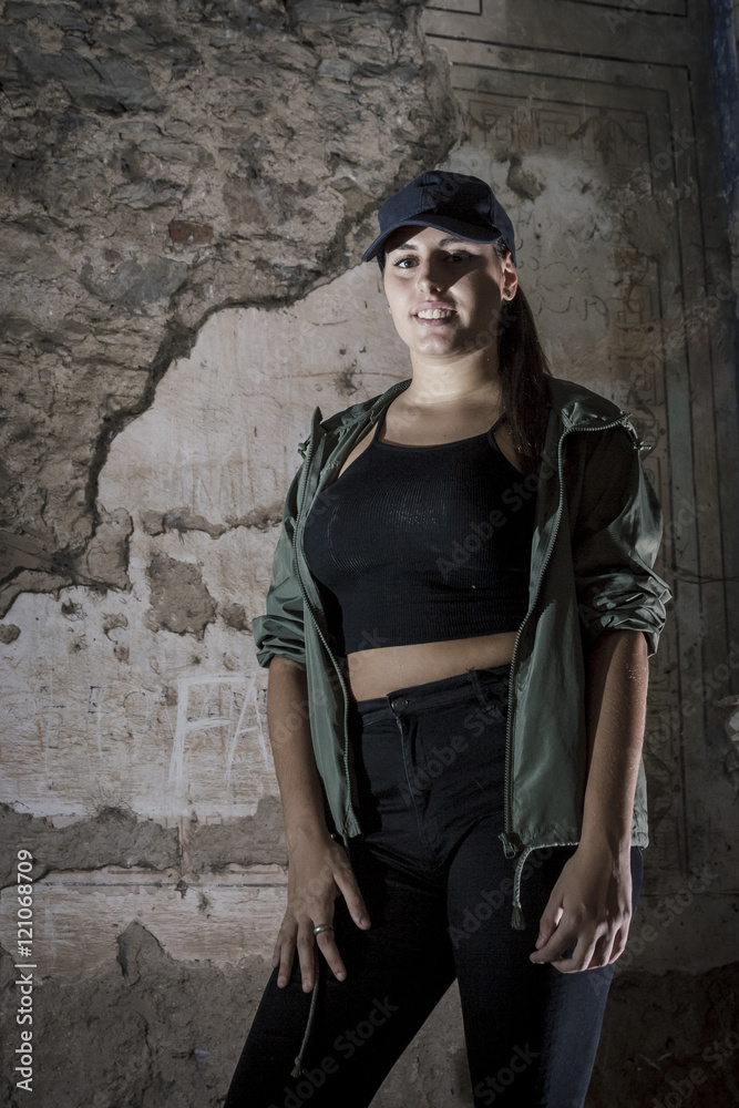 Moda con estilo swag. Chica joven posando con visera. Sesión con modelo ...