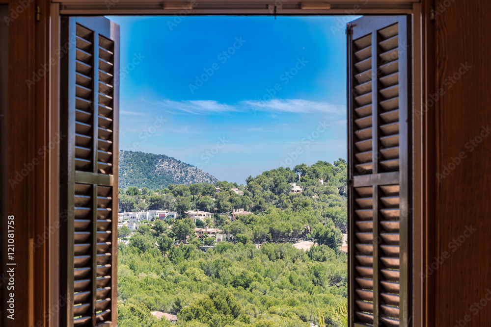Blick durch das offene Fenster. Stock-Foto | Adobe Stock