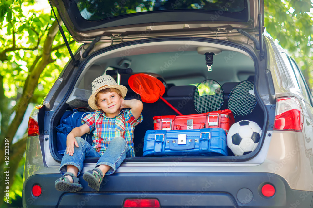 Little kid boy sitting in car trunk just before leaving for vaca 스톡 사진 ...