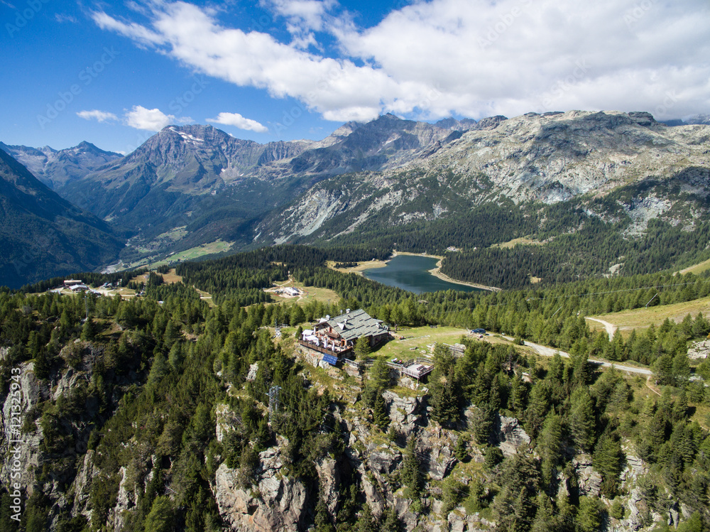 Foto Stock Lago Palù e Rifugio alpino - Valmalenco | Adobe Stock