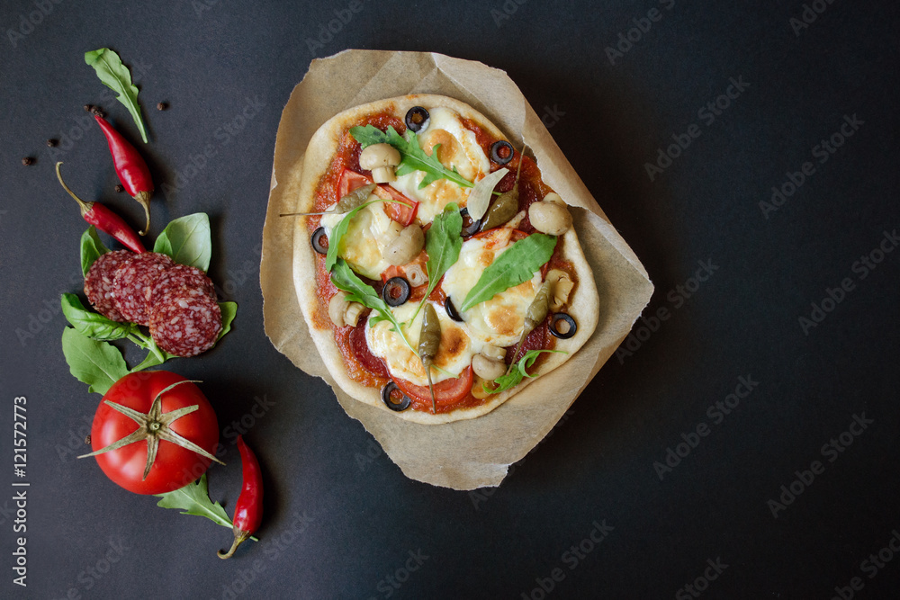 Пицца с моцареллой, грибами и маслинами на черном фоне Stock-Foto ...