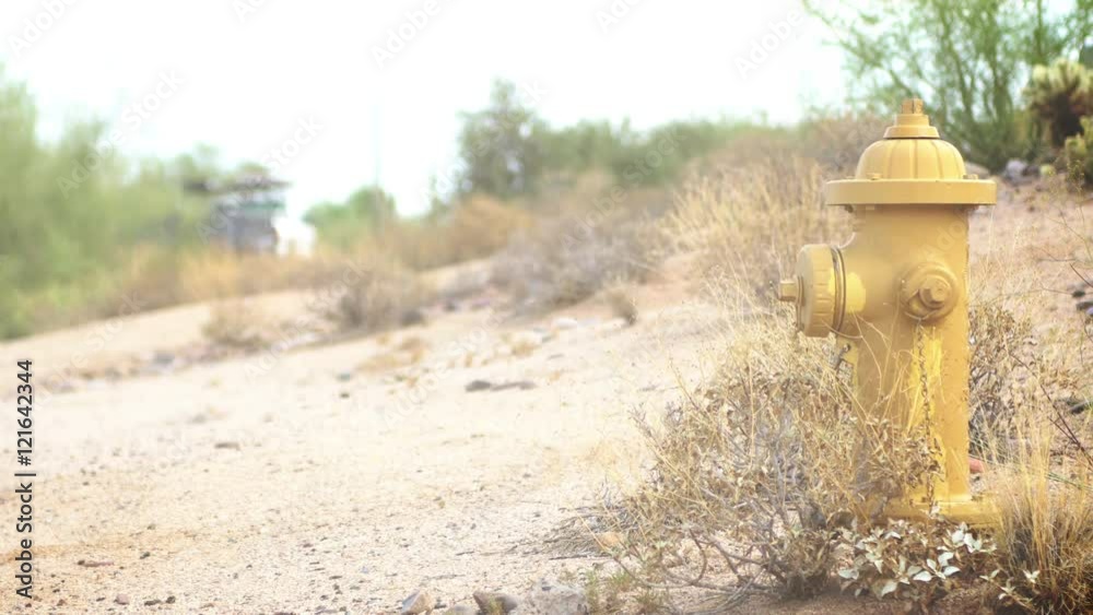 Yellow fire hydrant in Arizona desert close to a dead end road vídeo de ...