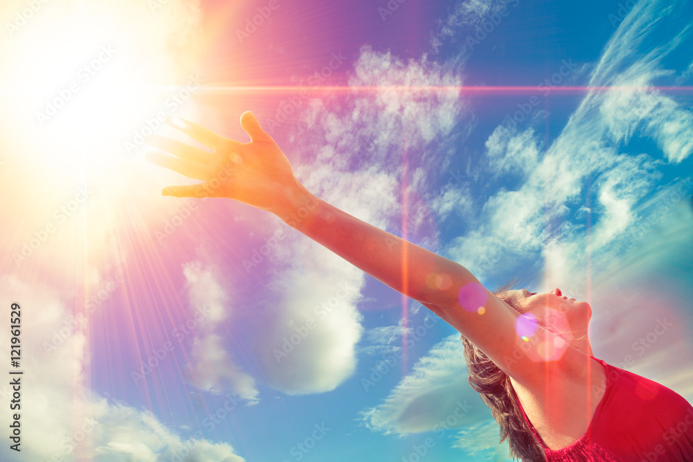 Mujer con los brazos abiertos al cielo azul tomando aire fresco ...