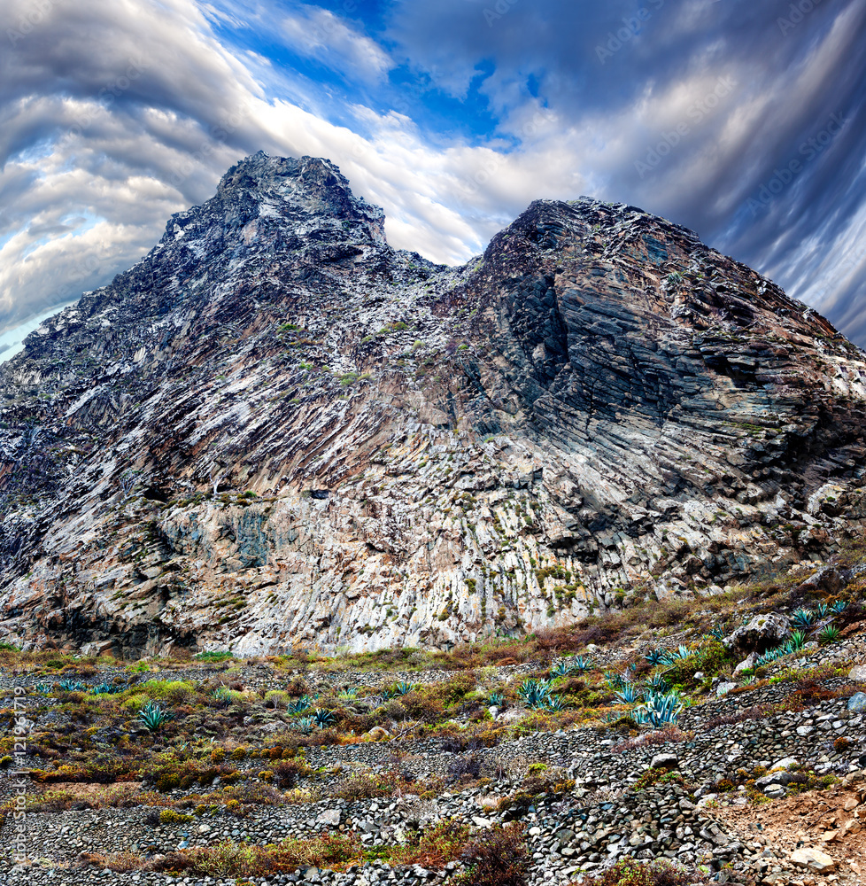 Pico de montaña.Formación tectonica.Geologia y naturaleza.Paisaje ...