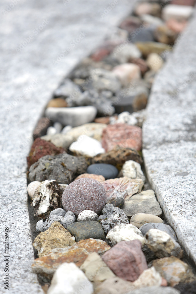 Allée constituée de pierres sur une pierre tombale. / Alley made of ...