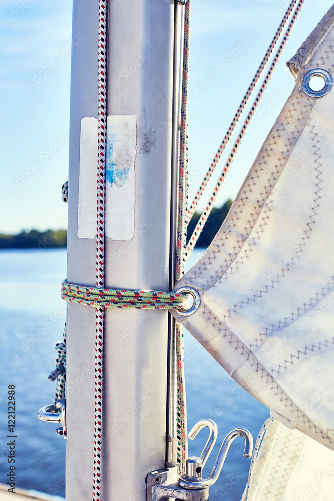 Wrong fixing the mainsail to the mast using the sheets foto de Stock ...
