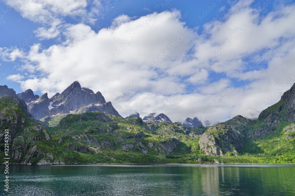 The Trollfjord (Trollfjorden) in the Lofoten Islands, Norway foto de ...