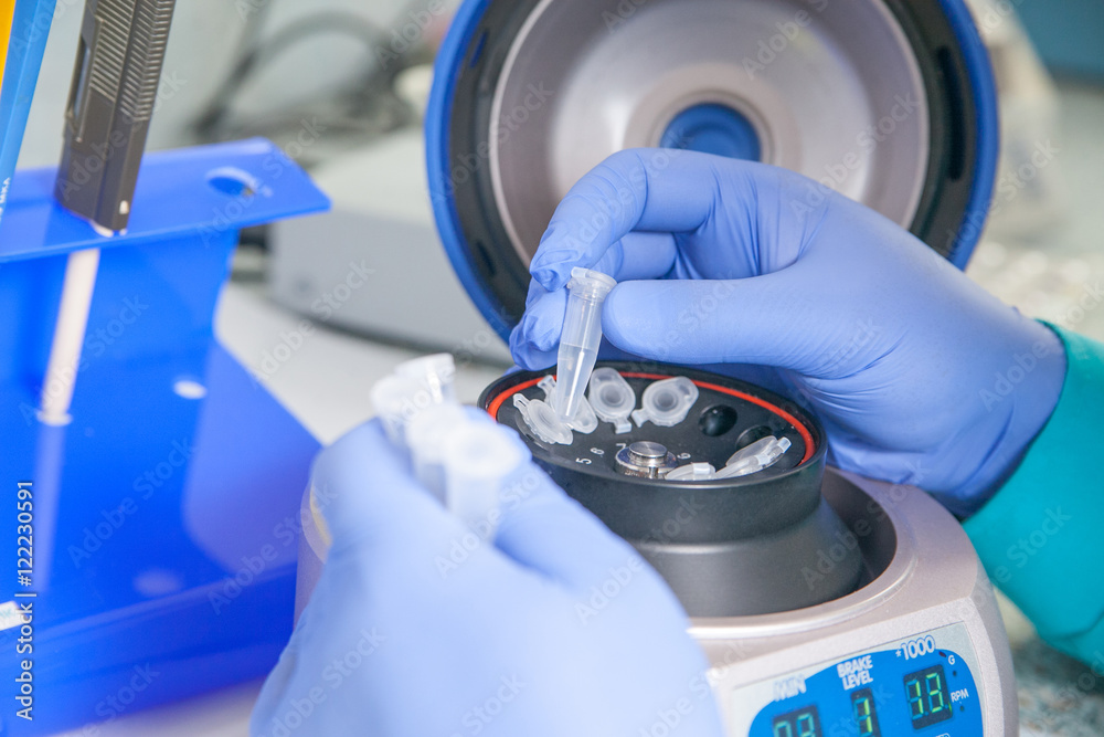 Foto de scientist or laboratory technician working with dispenser, a ...