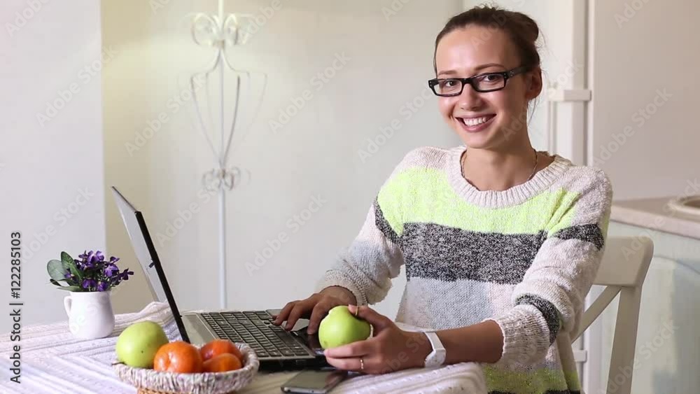 Woman eating fruit while working on computer in office Stock Video ...