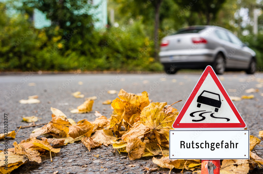 Achtung Rutschgefahr Auto Stock-Foto | Adobe Stock