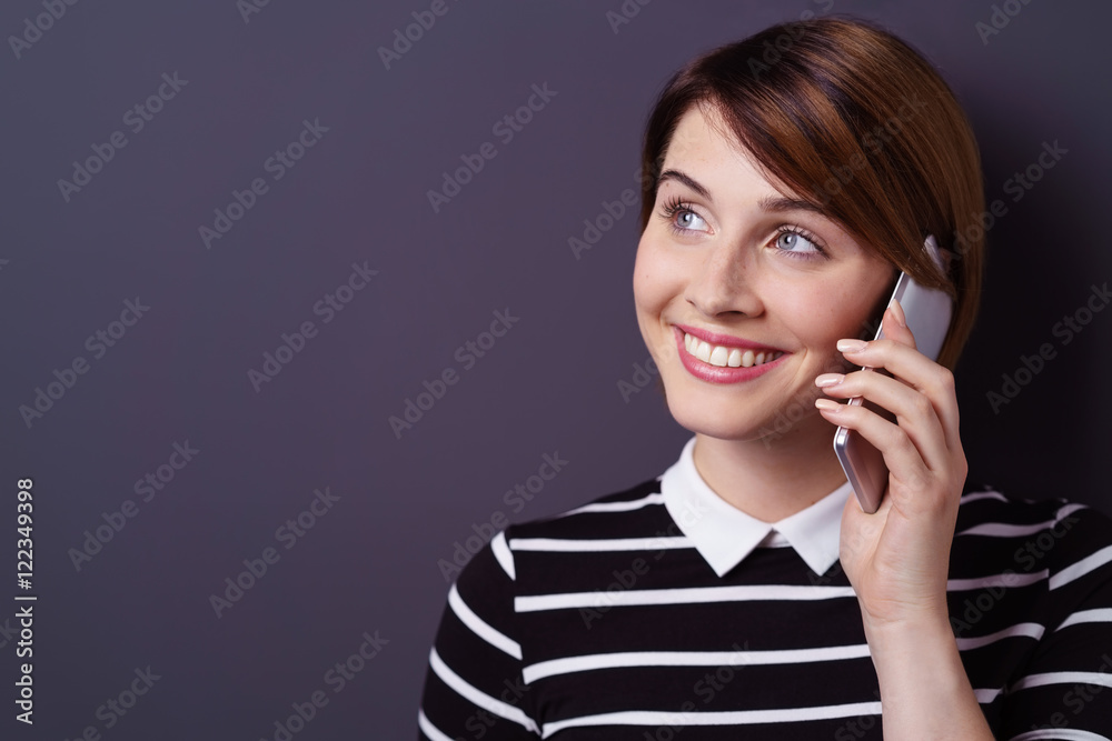 frau telefoniert mit ihrem handy Stock-Foto | Adobe Stock