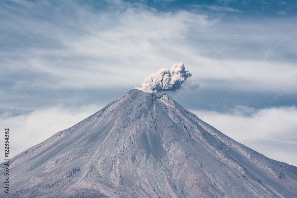El Volcán de Colima expulsa gases y cenizas. Stock-Foto | Adobe Stock