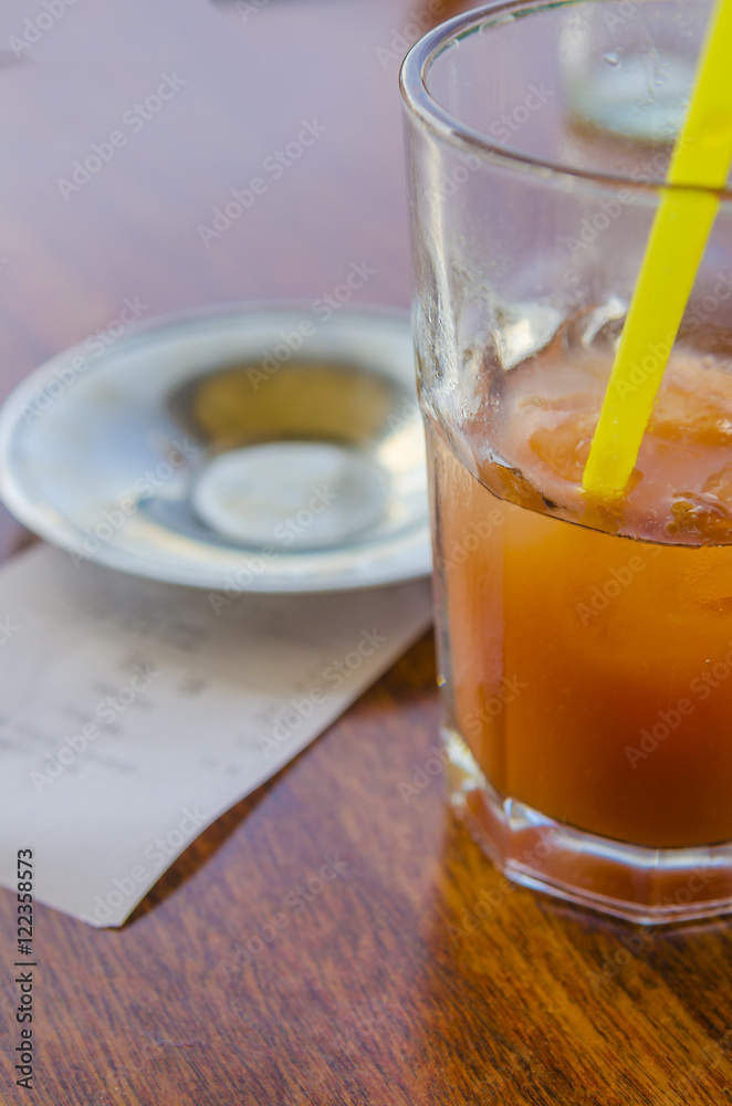 verre avec jus de fruit et paille Stock Photo | Adobe Stock