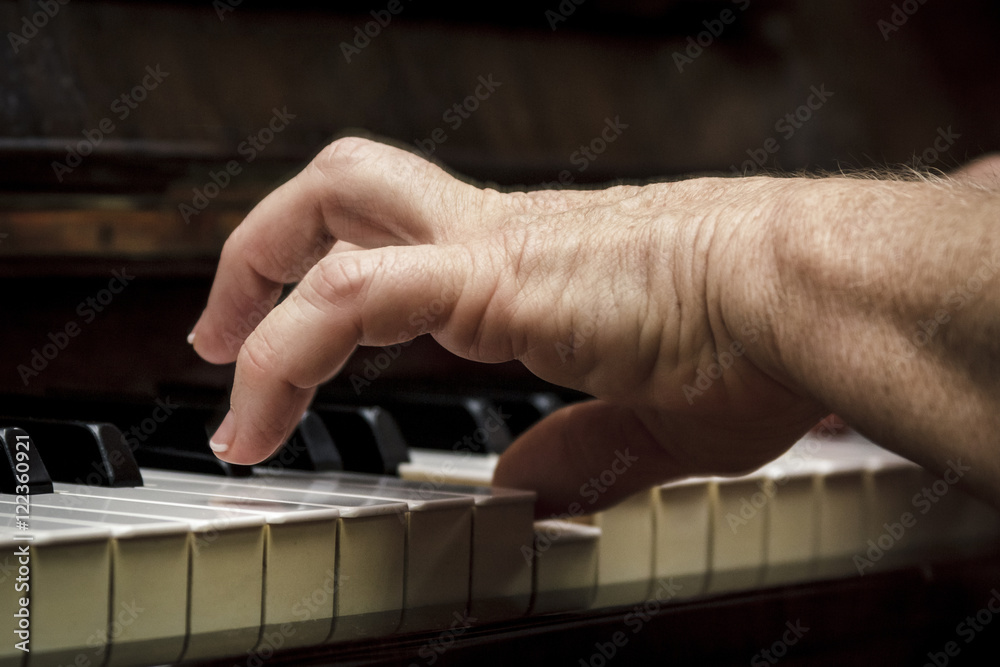 Manos de mujer tocando el piano. Reproducción de música por un pianista ...