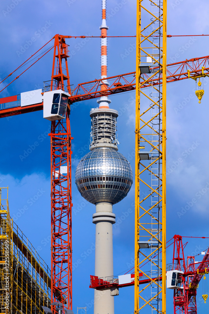 Bauwirtschaft Berlin - Baustelle Berliner Mitte - Hochbau Kräne ...