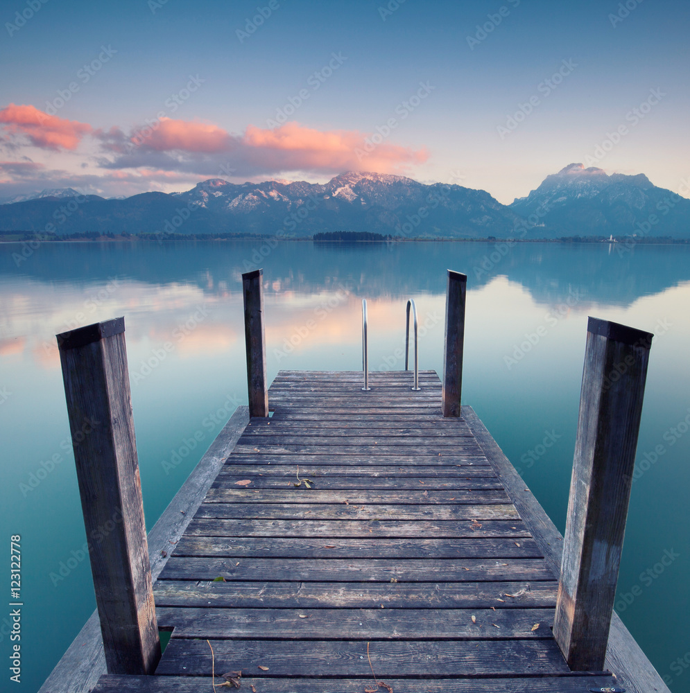 Blick in die Berge, Steg zum See Stock-Foto | Adobe Stock