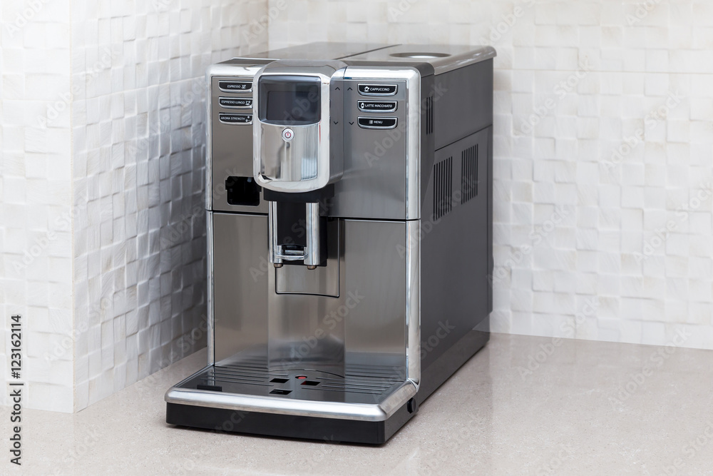 Automatic coffee machine with different modes for preparing coffee ...