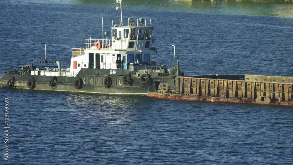 Push boat floats on the river Stock ビデオ | Adobe Stock