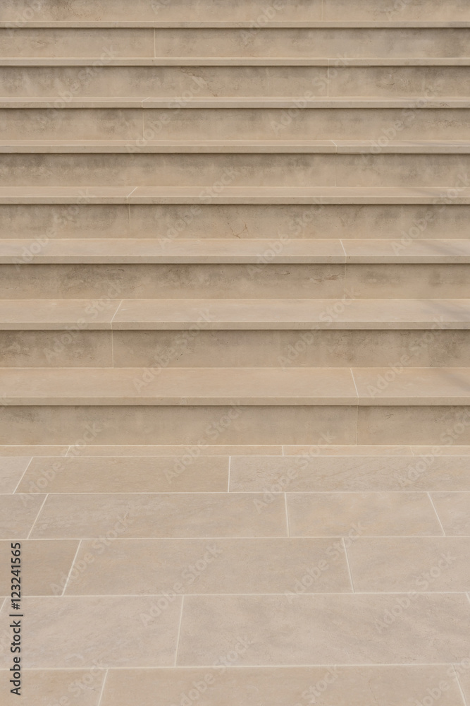 Moderne Treppe aus hellem Naturstein mit Podest frontal - Modern ...