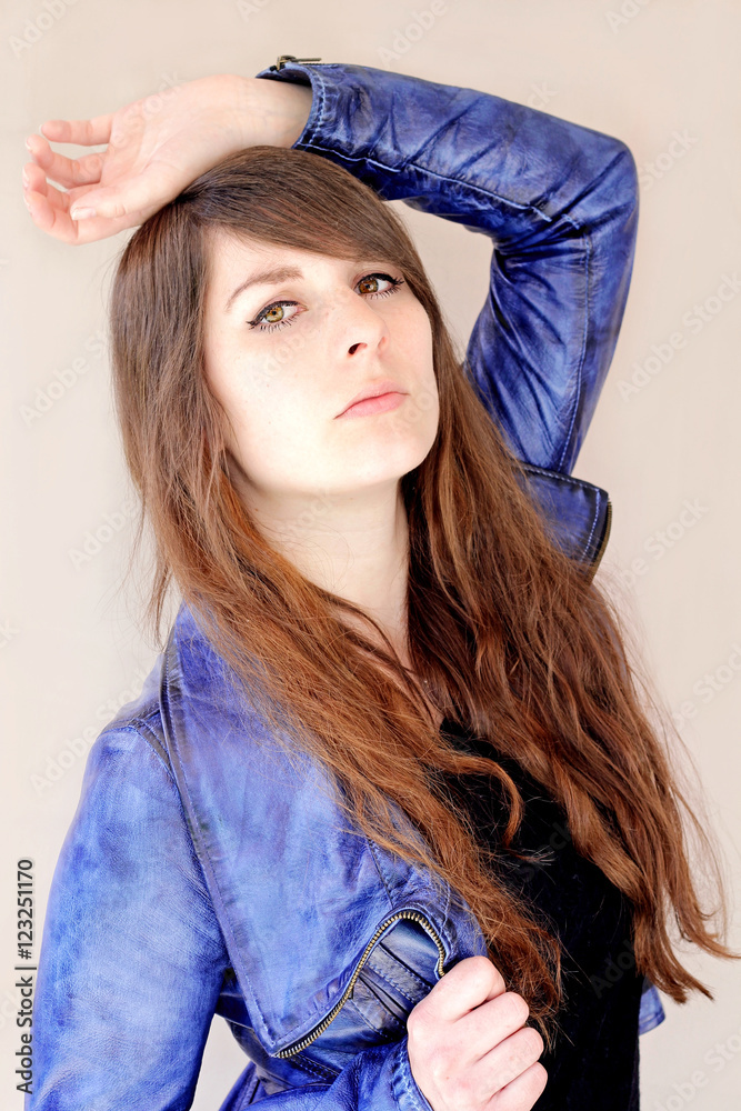 Hübsche langhaarige junge Frau mit Lederjacke Stock Photo | Adobe Stock Hübsche langhaarige junge Frau mit Lederjacke Stock Photo | Adobe Stock