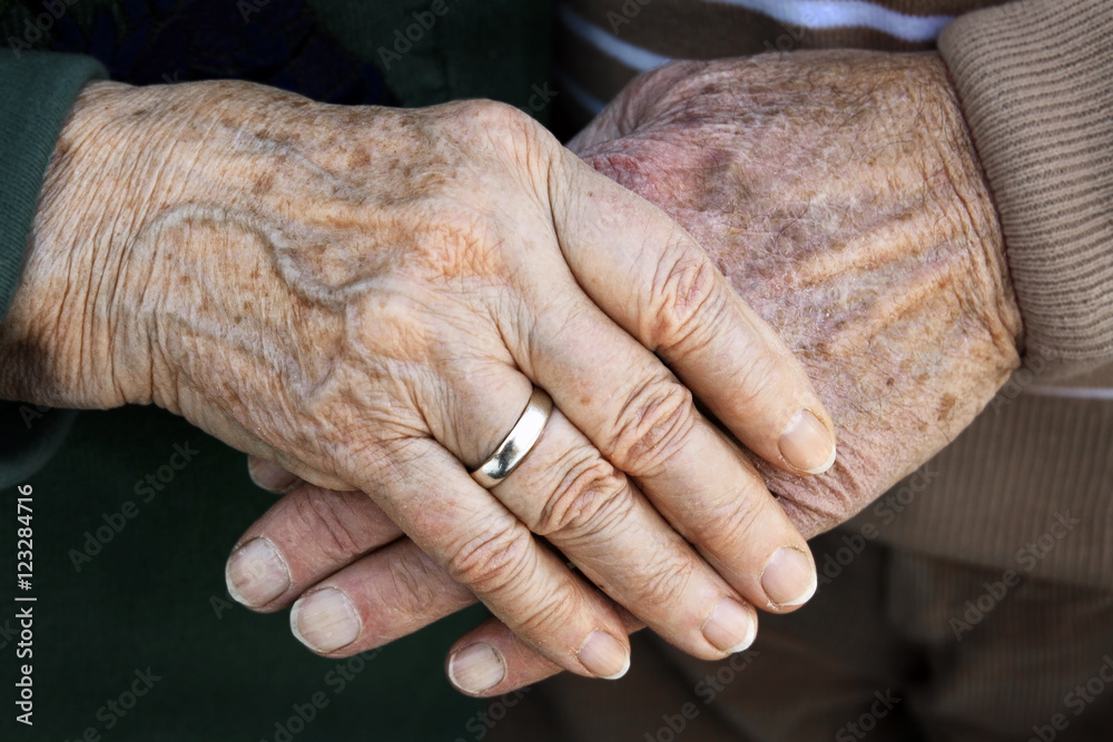 Alte Hände - Die Hände eines alten Ehepaares Stock-Foto | Adobe Stock