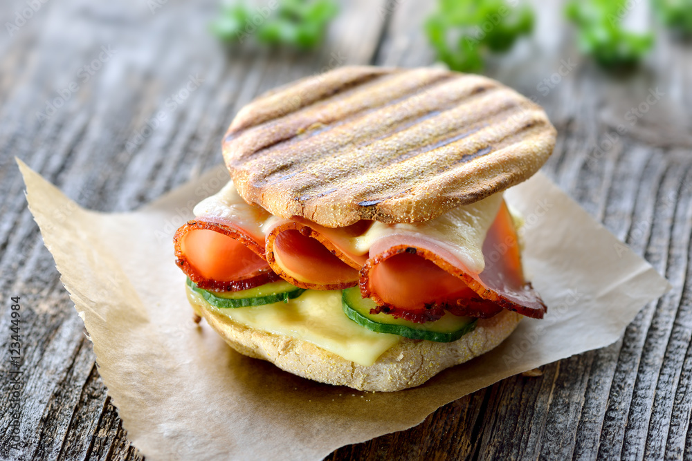 Getoastetes italienisches Panini mit Schinken, Käse und Gemüse ...