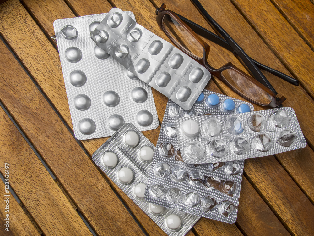 Pastillas medicinas y gafas Stock Photo | Adobe Stock