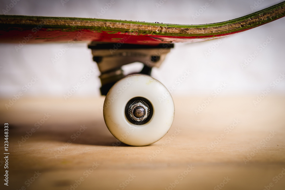 Foto de skateboard with white wheels and black trucks on the floor in ...