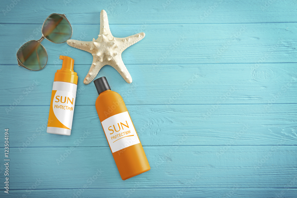 Sun protection accessories on wooden background Stock-Foto | Adobe Stock