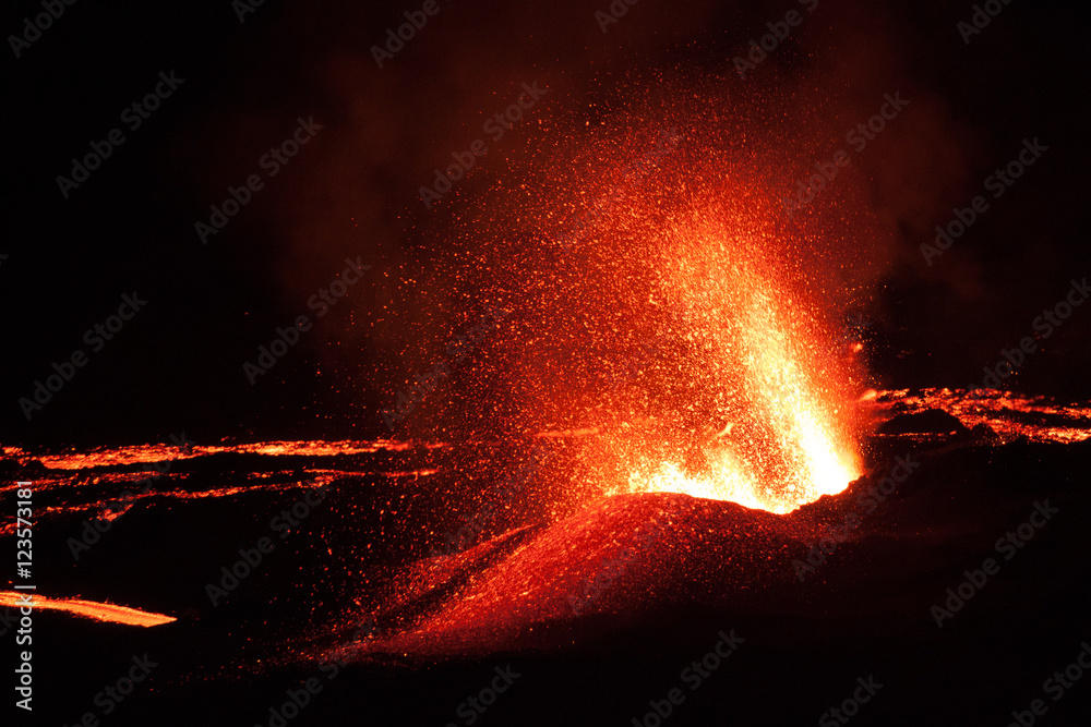 Volcan en éruption ile de la réunion Stock Photo | Adobe Stock