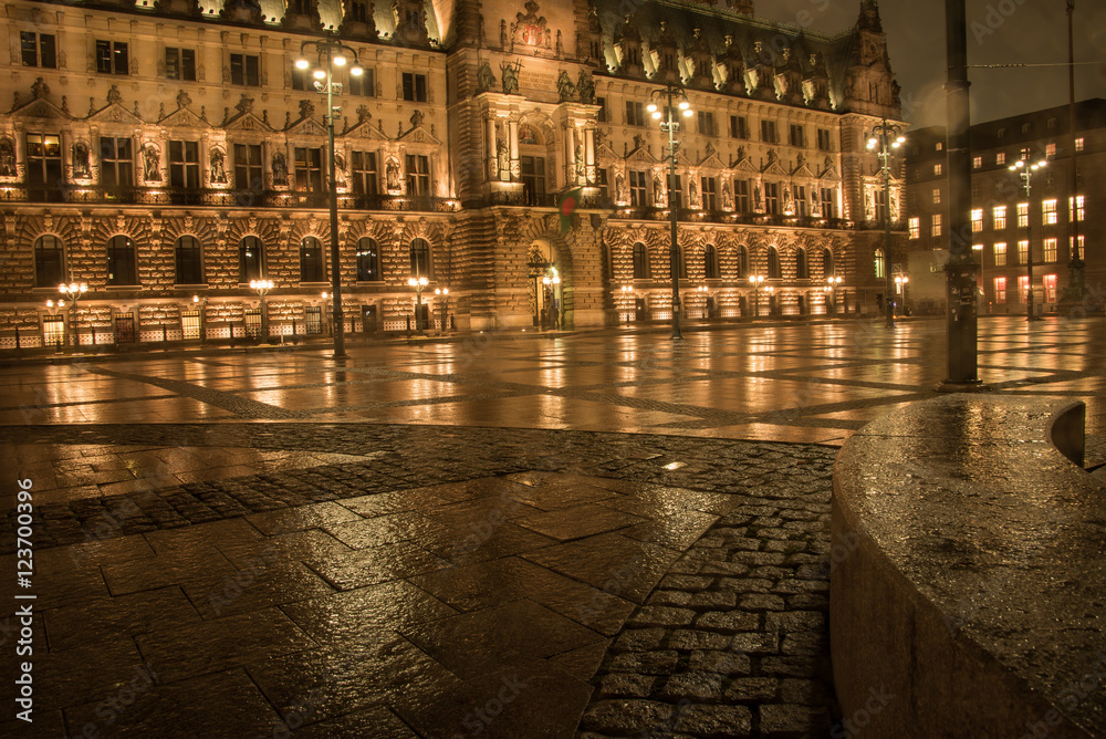 Foto de Hamburger Rathaus bei Nacht mit Spiegelung auf nassem ...