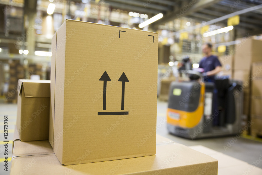 Foto Stock Paket in einem Versandlager | Adobe Stock