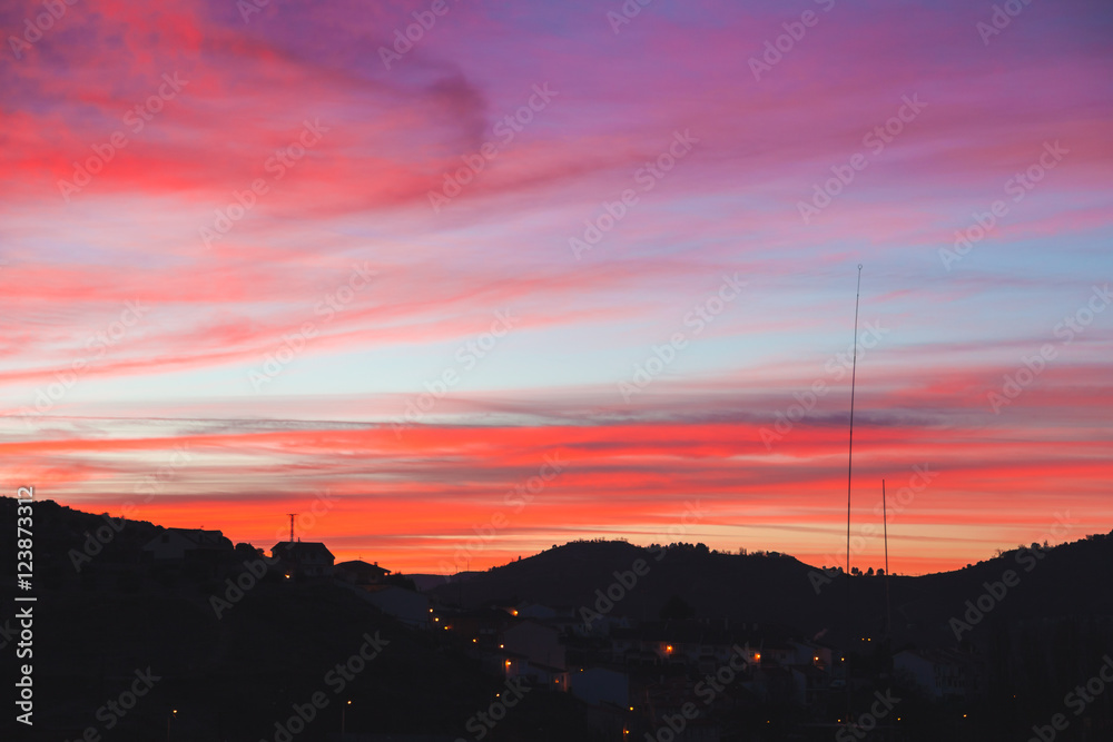 Atardecer rosa / Atardecer sobre pequeño pueblo con nubes en tonos ...