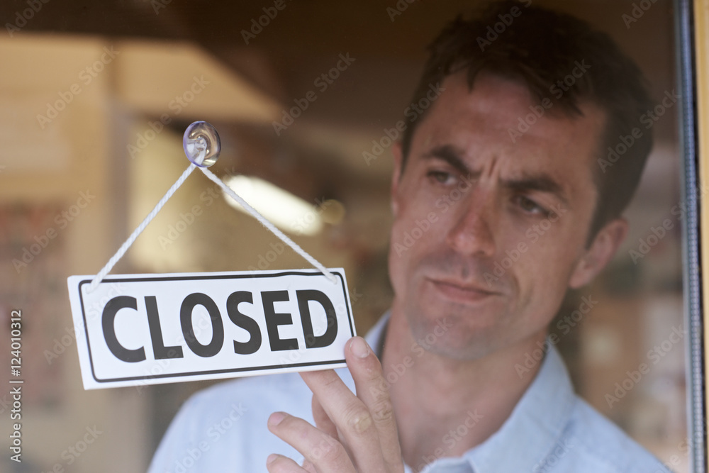 Store Owner Turning Closed Sign In Shop Doorway foto de Stock | Adobe Stock