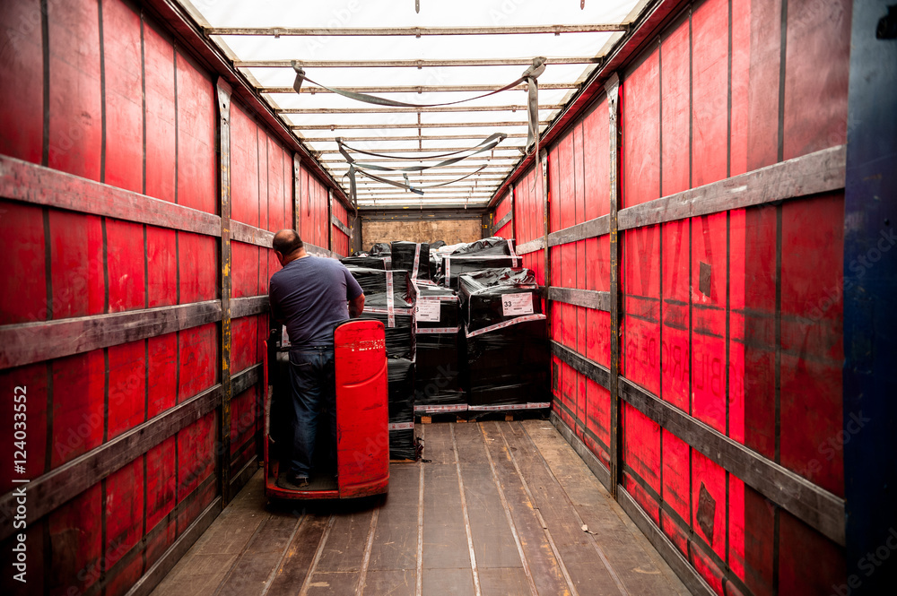 Chargement remorque transporteur Stock Illustration | Adobe Stock