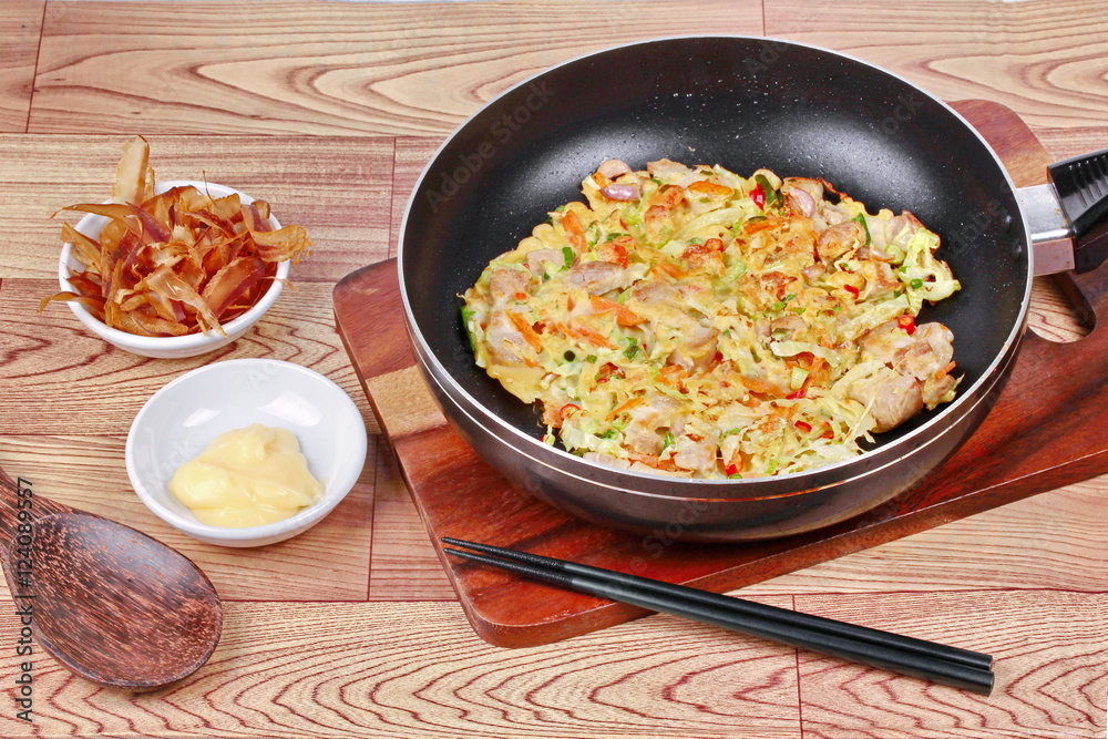Foto de Home made ,Cooking Japan pizza as "Okonomiyaki" is fried mixed ...