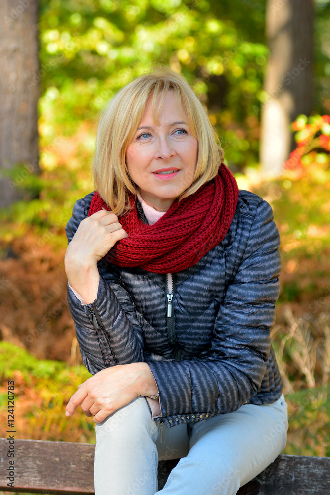 Attraktive Seniorin genießt das sonnige Wetter Stock-Foto | Adobe Stock