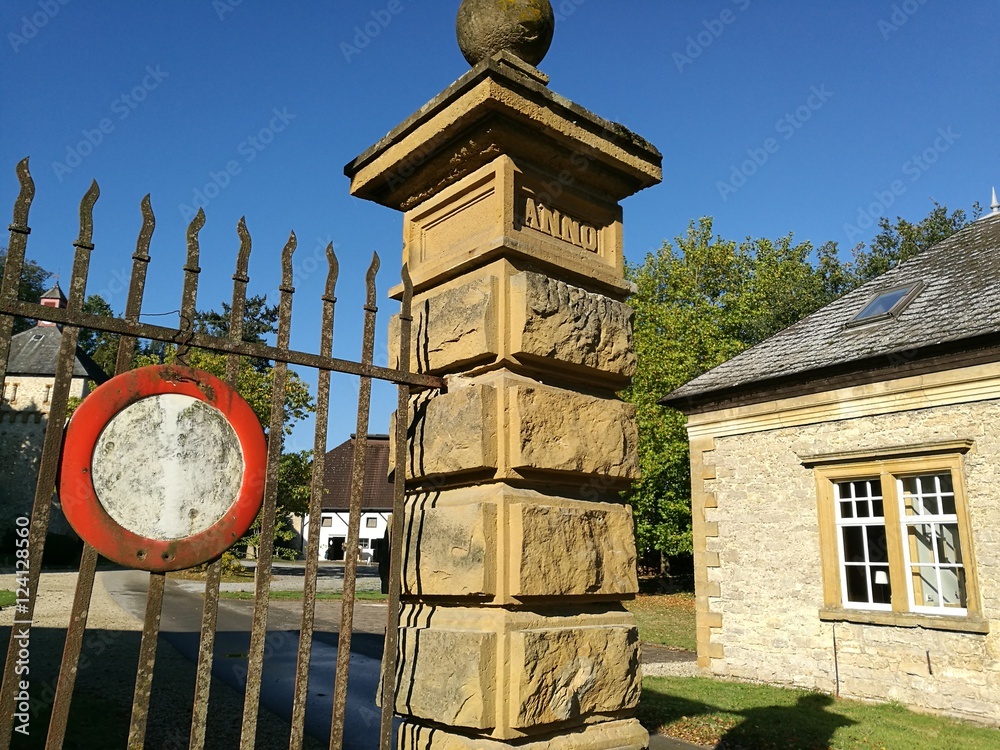 Das Baudenkmal Gut Barkhausen mit altem Pfeiler aus Naturstein vor ...