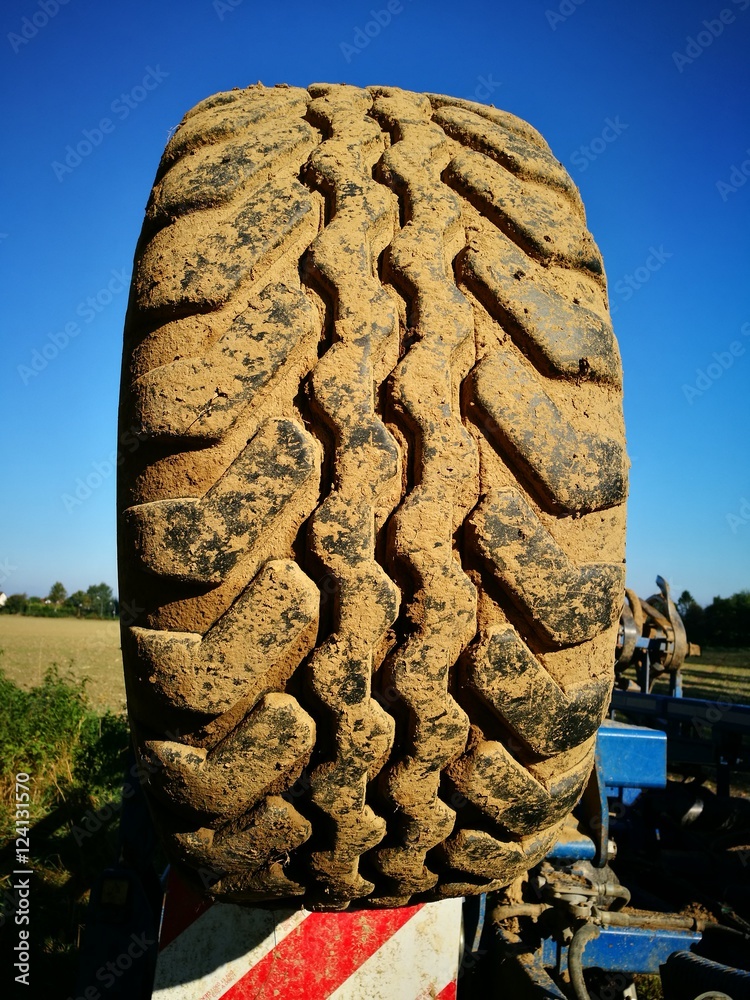 Festgetrockneter Lehm am Profil des Reifens eines modernen ...