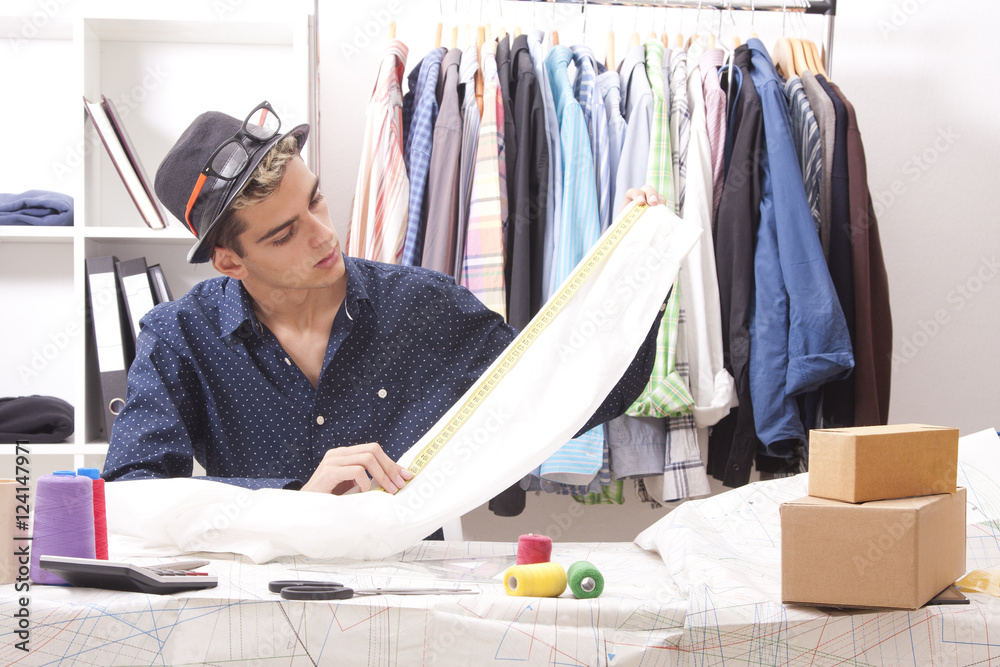 young man working in his textile business foto de Stock | Adobe Stock