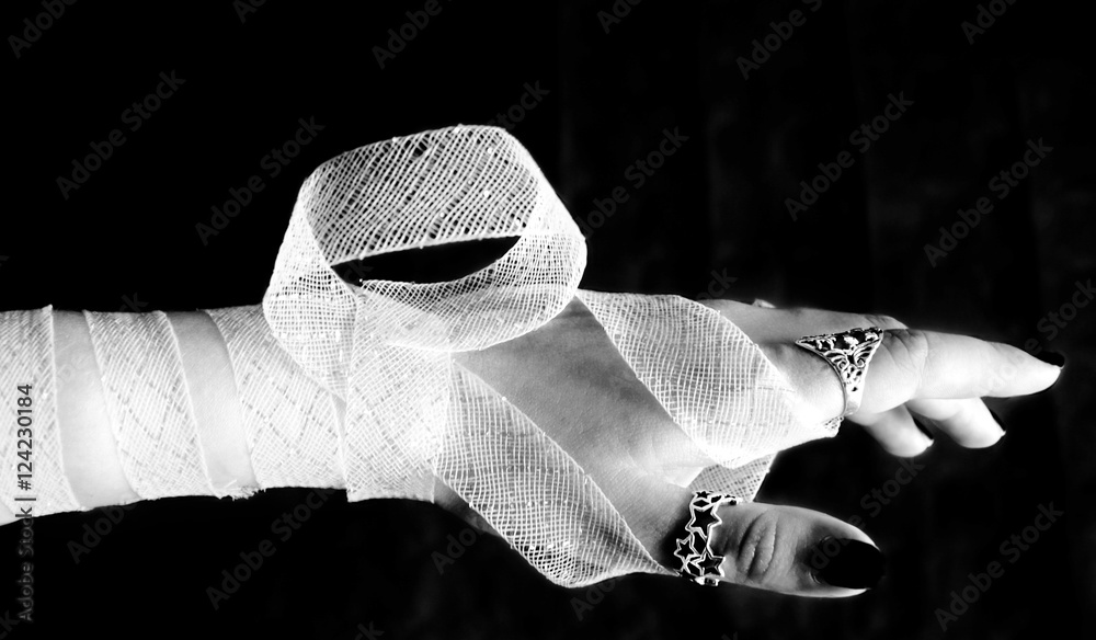 Foto de Mano de una mujer con un lazo a su alrededor y anillos de plata ...