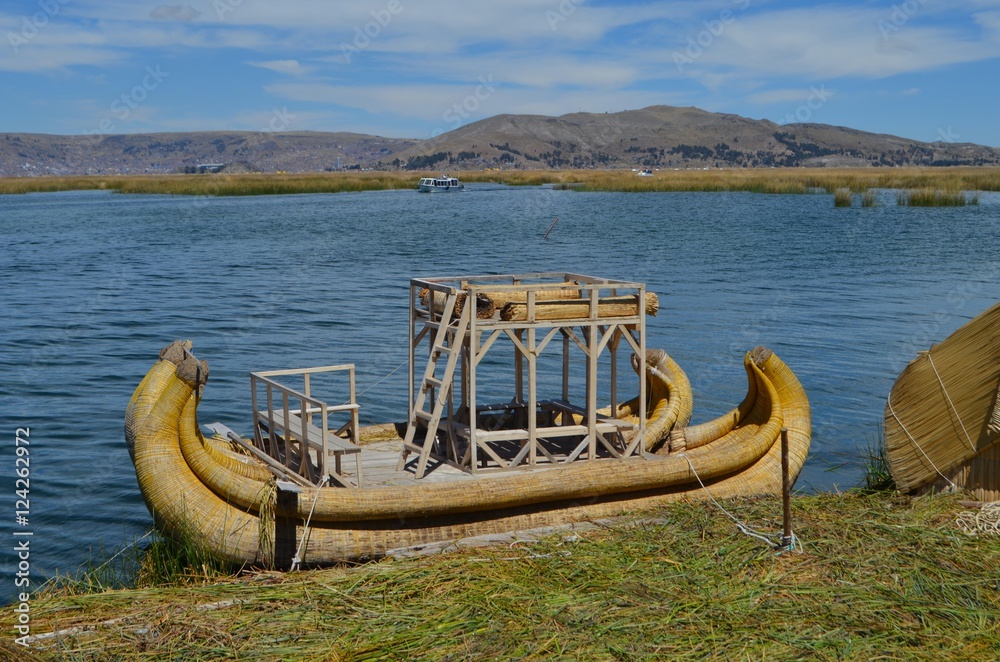 Perú, Puno, Uros, Titicaca. Vista del lago Titicaca y botes de caña o ...
