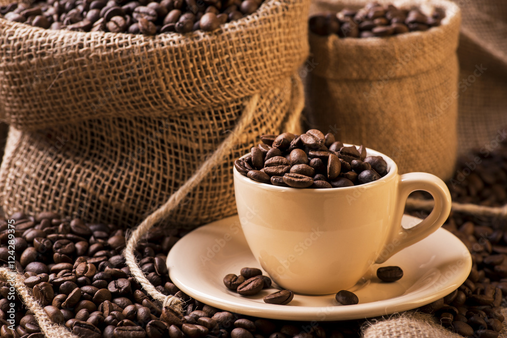 Foto Stock chicchi di caffè tostato in tazzina e sacchi di iuta | Adobe ...