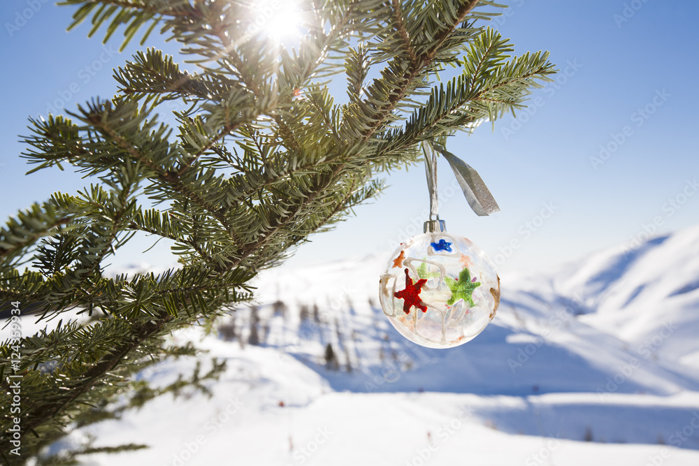 sapin de Noël dans la neige avec une boule Stock Photo | Adobe Stock