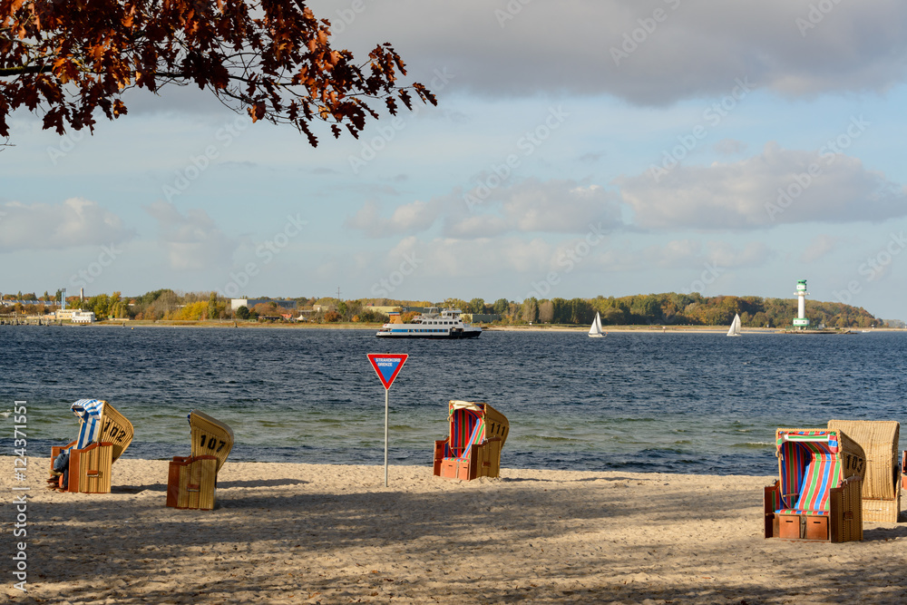 Herbst am Strand mit Strandkörben in Heikendorf Ostsee Stock-Foto ...